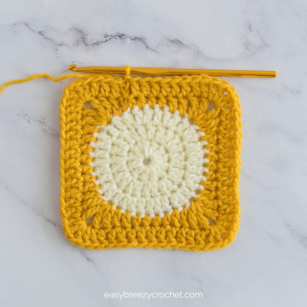 Circle To Square Granny Square | Easy Breezy Crochet